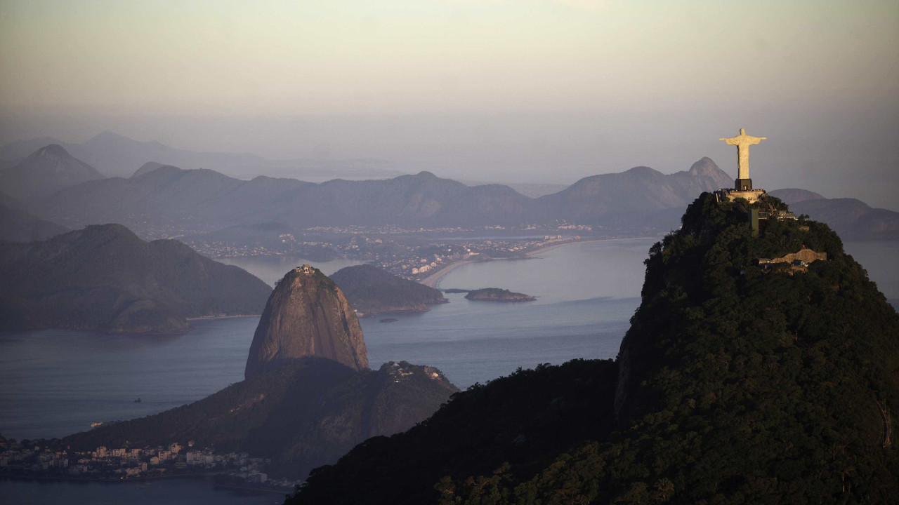 Fotos impressionantes mostram raio a atingir Cristo Redentor