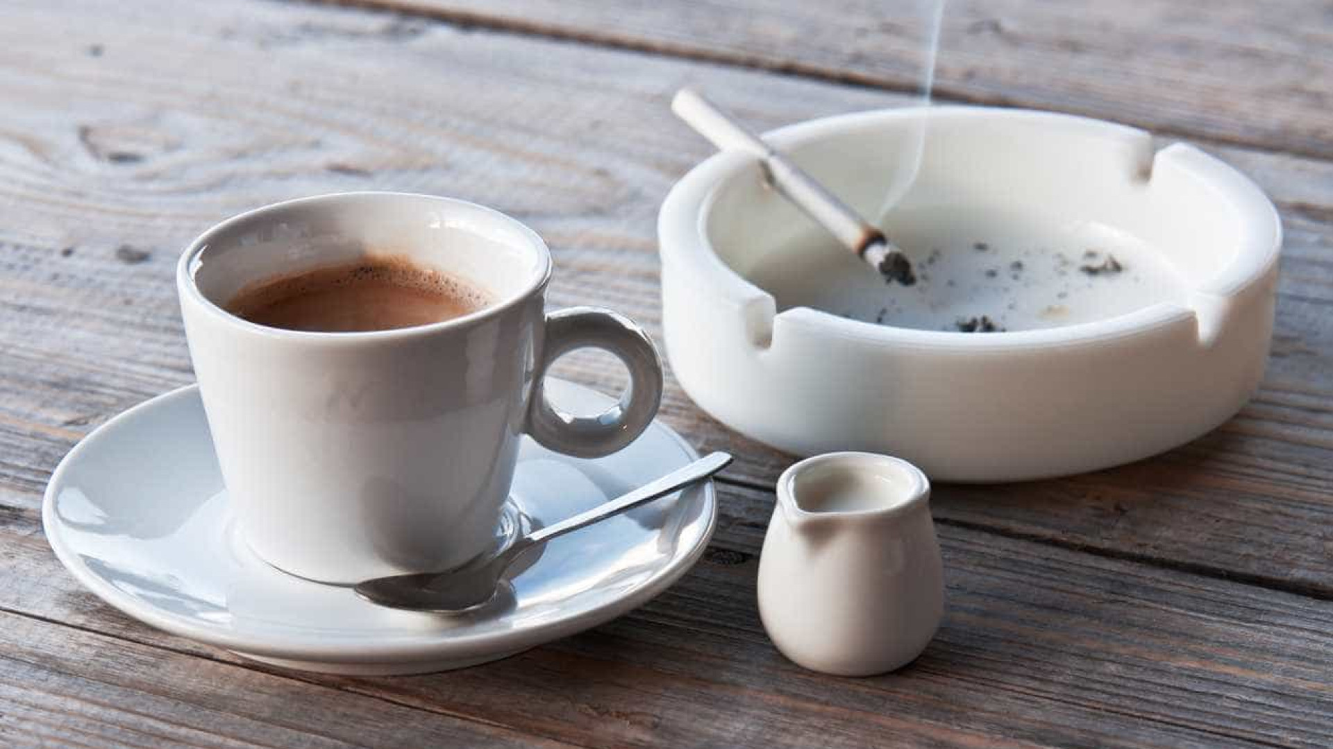 Ciência explica porque é que o cigarro 'combina' com café
