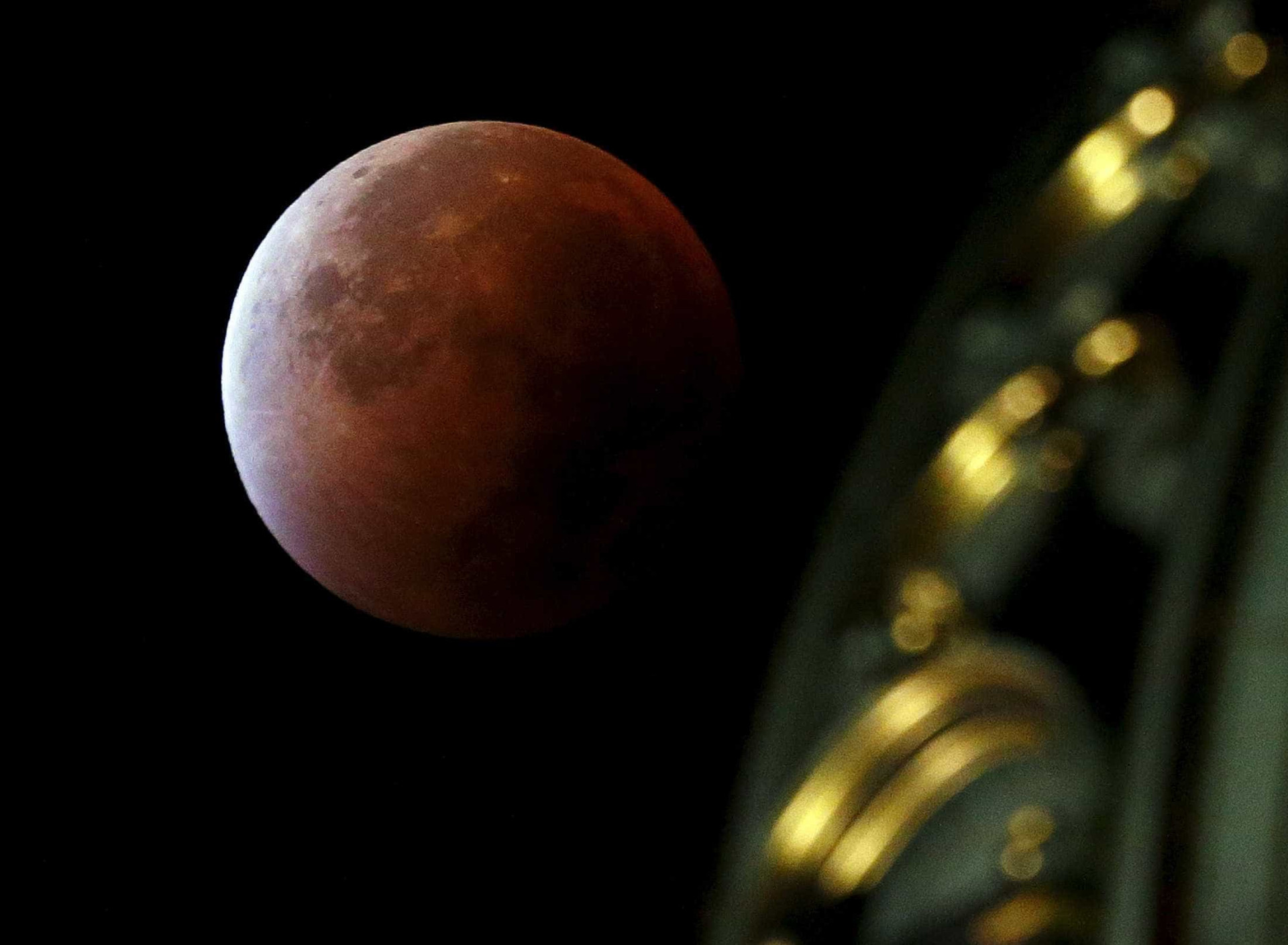 'Lua vermelha' fez as delícias das objetivas por todo o mundo